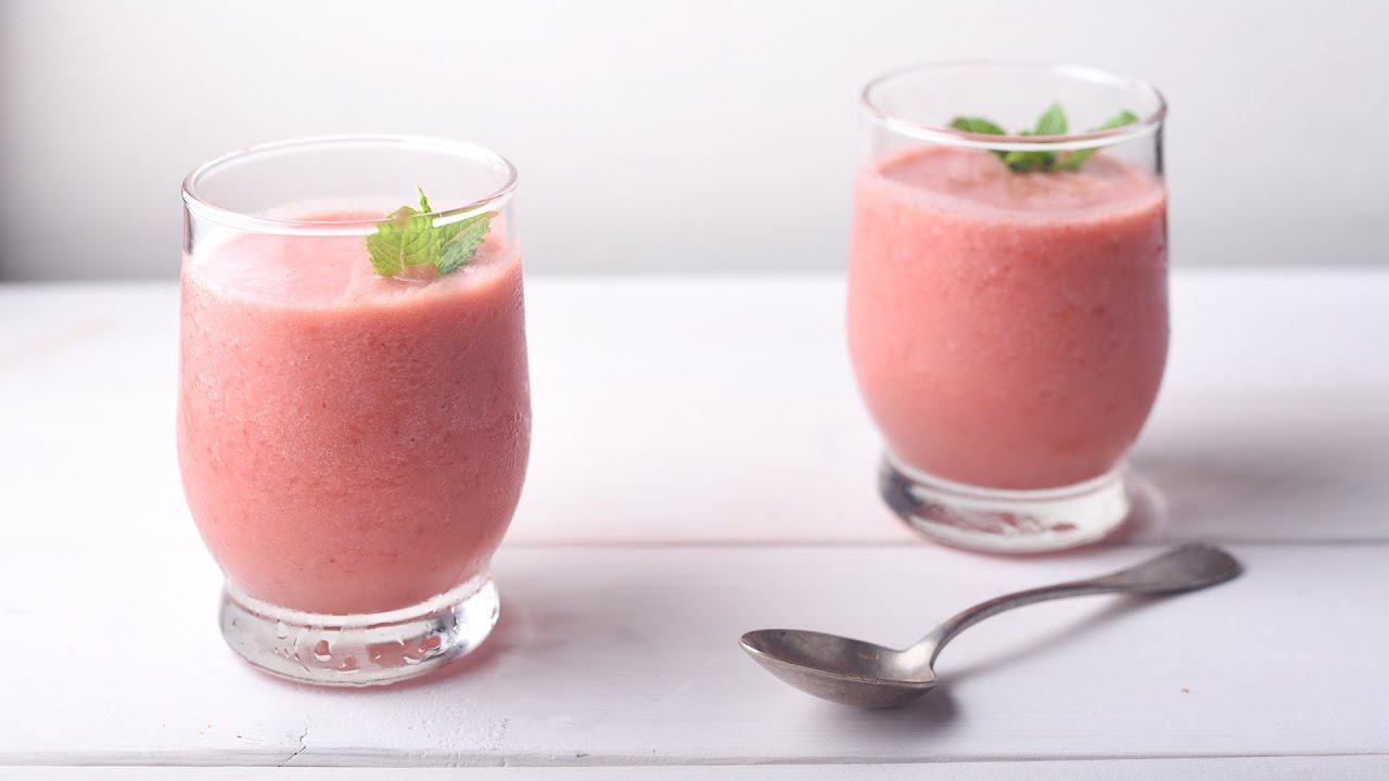 Ягодный суп с клубникой и ревенем