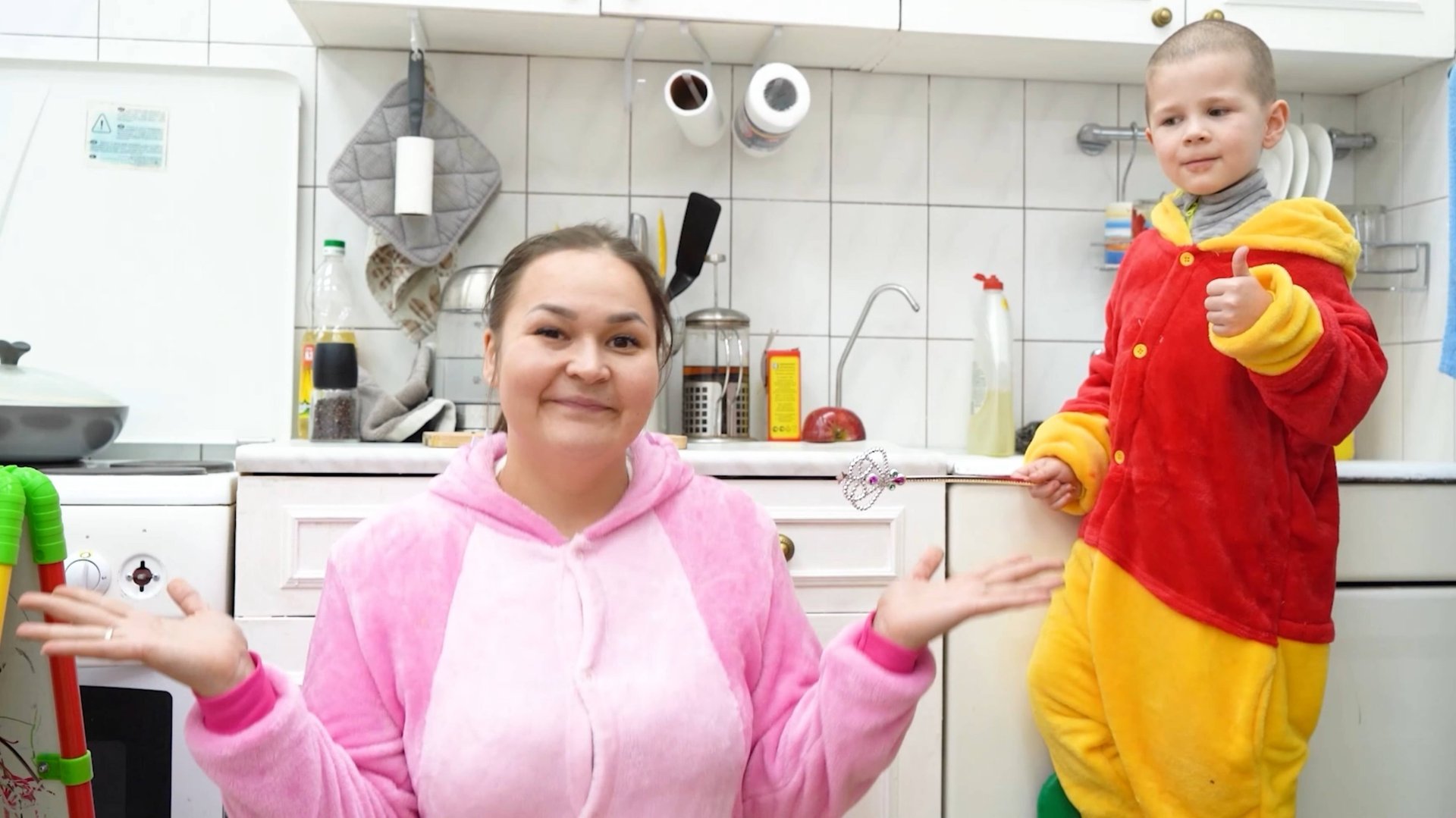 Ребенок убирается в квартире моет посуду стирает одежду и пылесосит