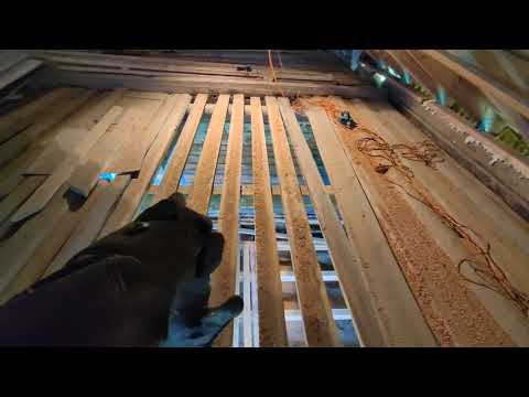 Разбираем и строгаем старый потолок.