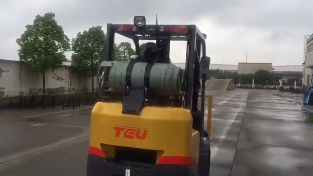 Вилочный погрузчик TEU с цельнолитыми шинами