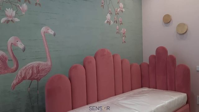 Угловая кровать в интерьере детской комнаты.