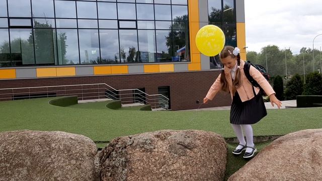 Василиса у школы. 01.09.2022