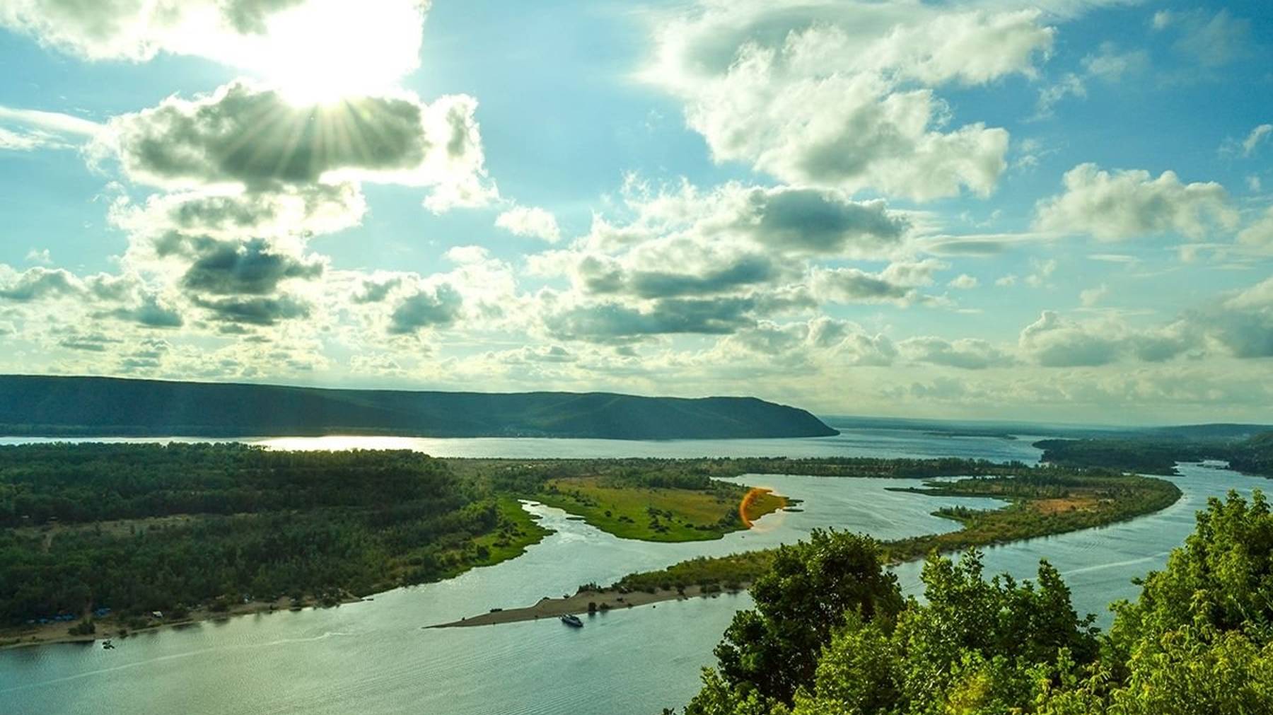"ТЕЧЁТ РЕКА ВОЛГА". Стихи: Льва Ошанина. Музыка: Марка Фрадкина. Исполняет — Елена Артёменко.