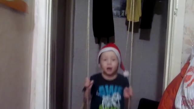 Маленький Ванятка поздравляет всех Новым Годом! [MYFz2u6TuCw].mp4
