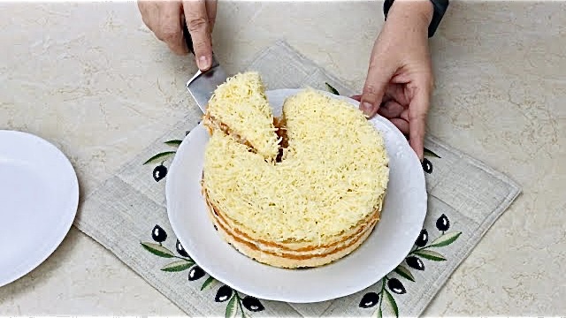 Слоёный салат с ветчиной. Очень сочный, освежающий салат из того, что всегда под рукой!