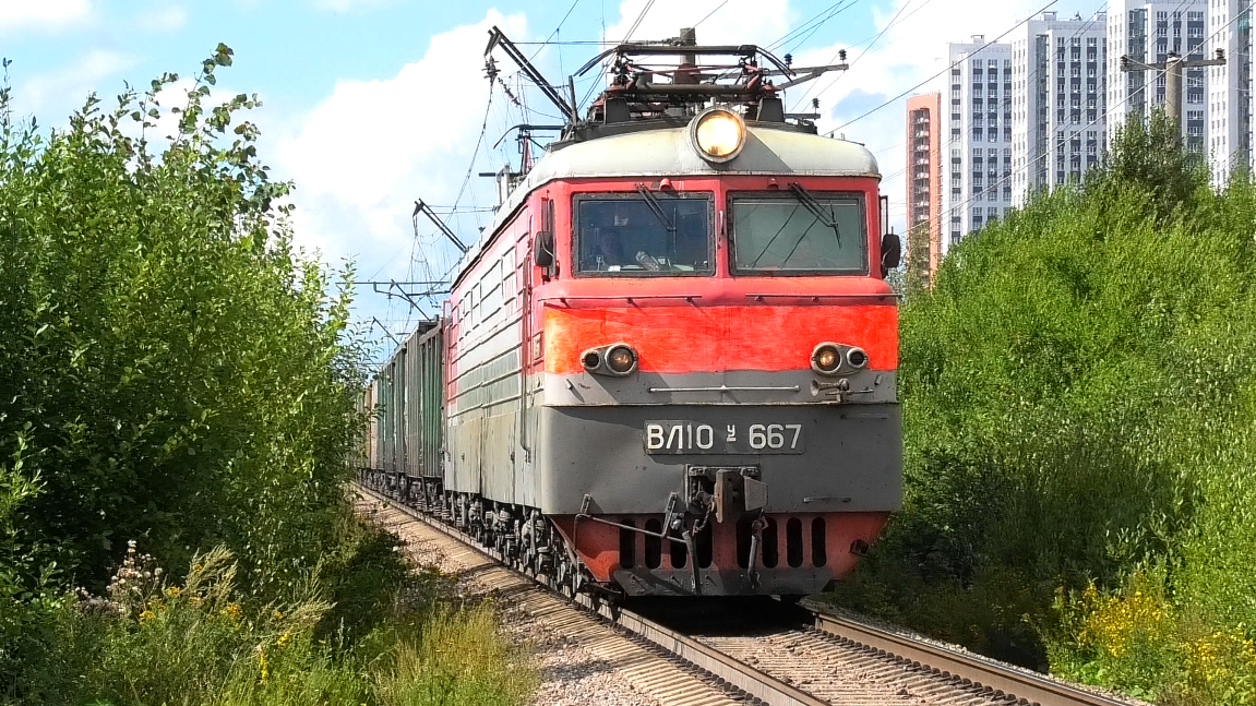 ВЛ10У-667 с грузовым поездом и приветливой бригадой