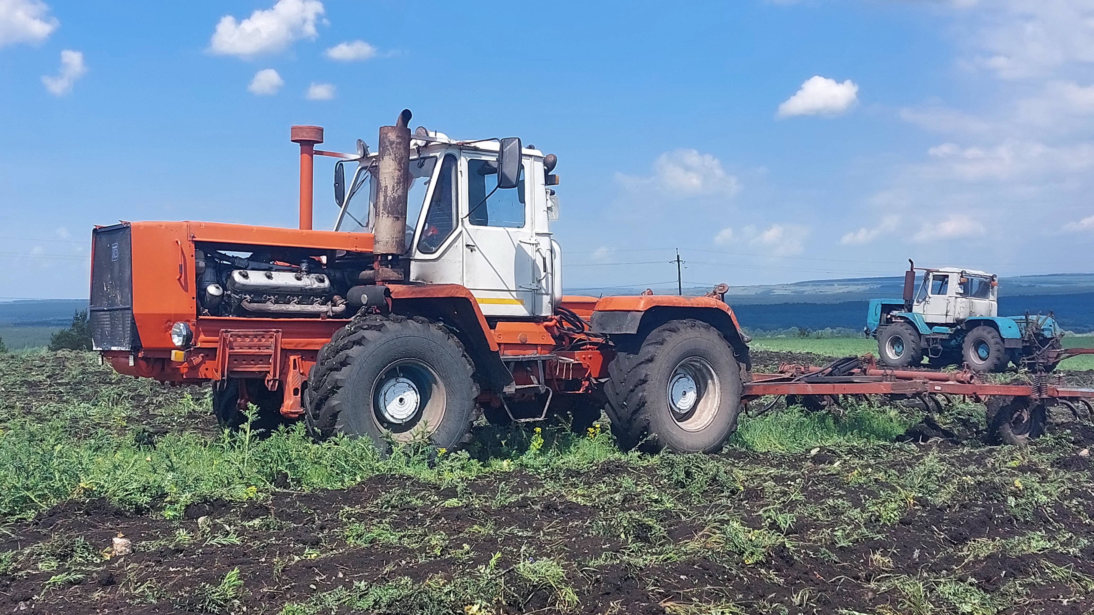 Мощные тракторы Т-150К чадят в поле! Powerful T-150K tractors smoke in the field