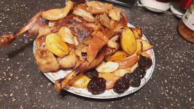 УТКА В ЯБЛОКАХ С ЧЕРНОСЛИВОМ