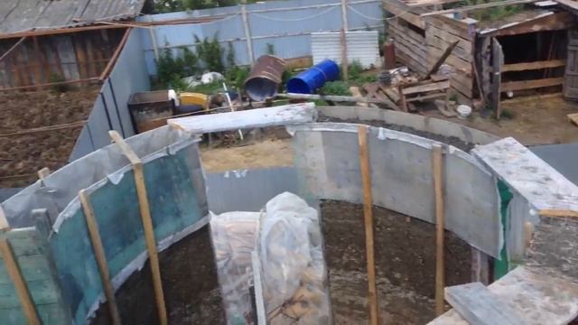 Кран поднимает 200 кг цемента.