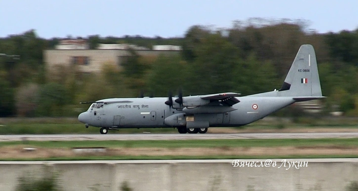 Гость из Индии C-130J-30 KC-3806 посадка