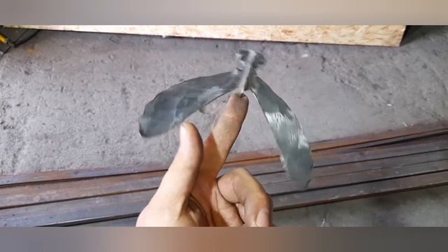 Парящая птица из металла.