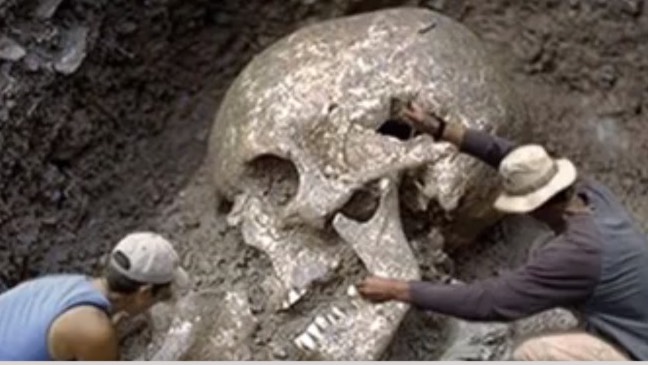 Детальный разбор интерпретации истории про Каина и Авеля, каналом "История по-чёрному".