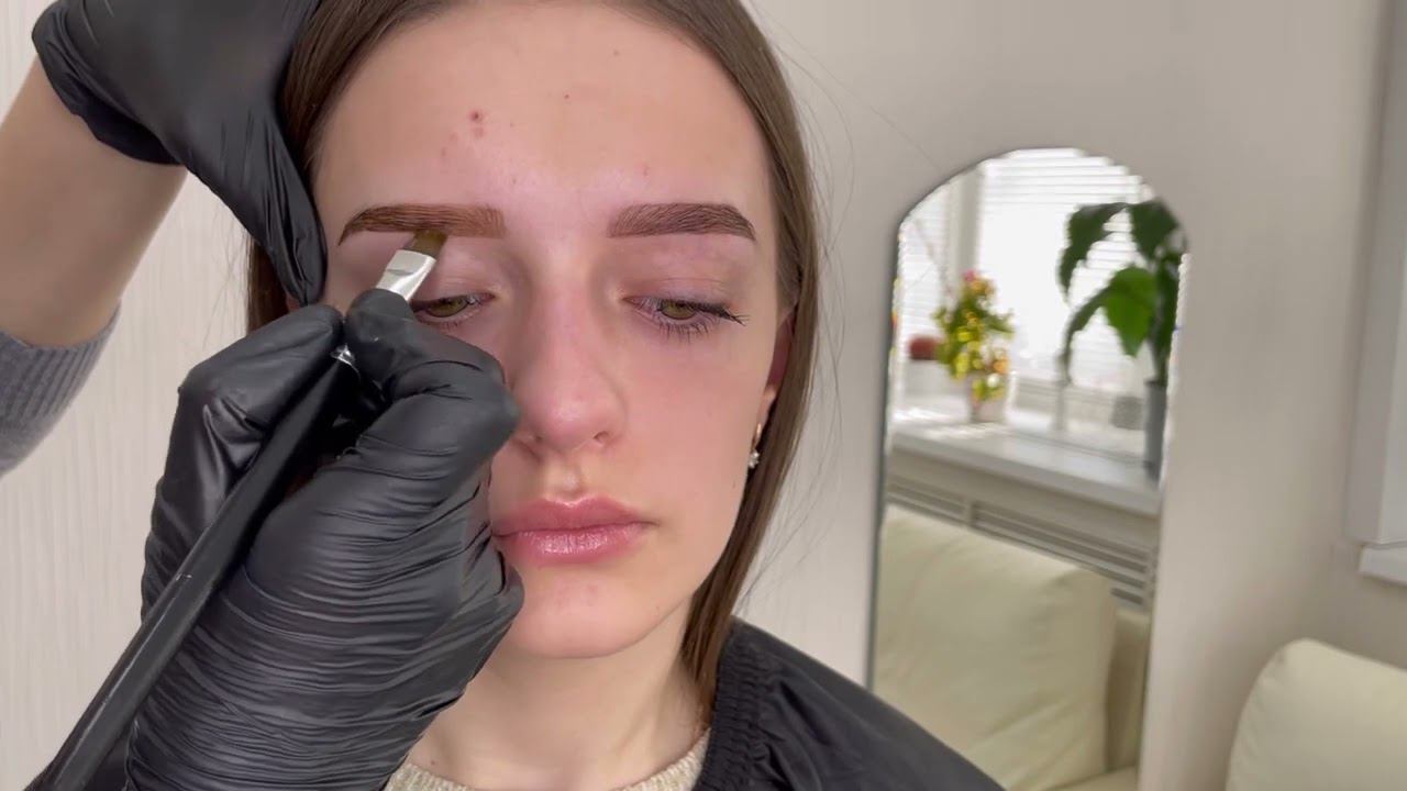 Ученица на курсе отрабатывает нанесение первого слоя хны