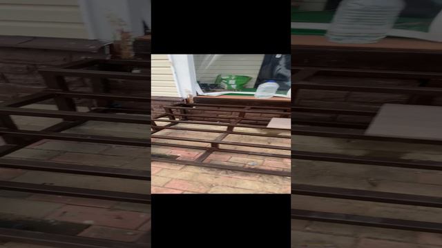 Монтаж ограждения Woodvex на входной лестнице.