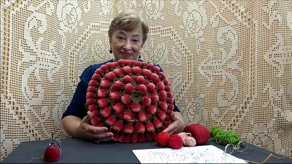 Подушка "Клубника". Мастер-класс по вязанию крючком от О. С. Литвиной.
