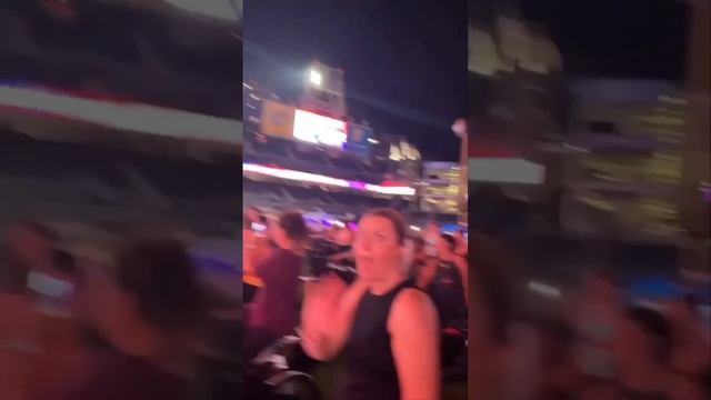 Катание на великах под музыку.
Это то, что мы должны нормализовать.