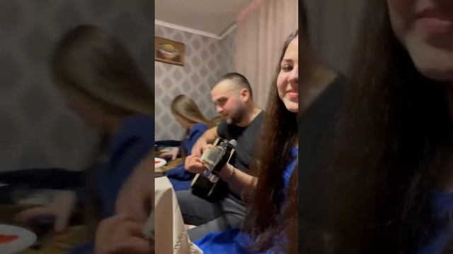 Весело сидим под Гитарку ?