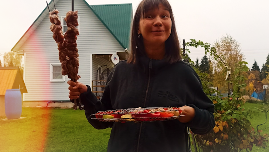 Шашлык, жена под боком и баня. Что ещё нужно для счастья.
