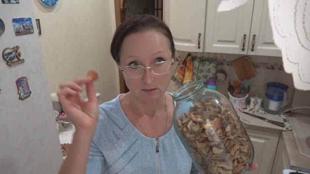 Домашнее видео. Хроника. 16 ноября 2023 года. Салат с сельдереем корневым..