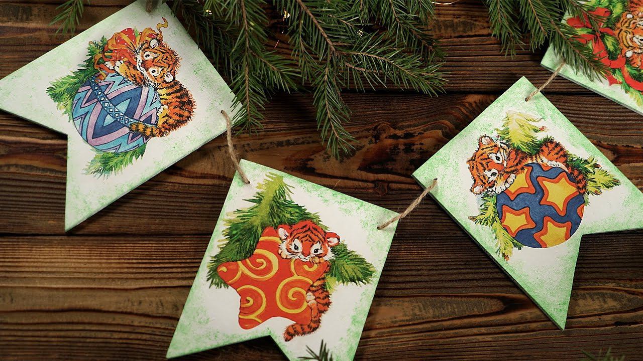 130. Новогодняя гирлянда из флажков с декупажем