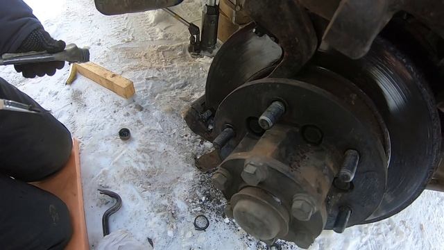 Мицубиси Паджеро Спорт. Замена передних тормозных колодок.