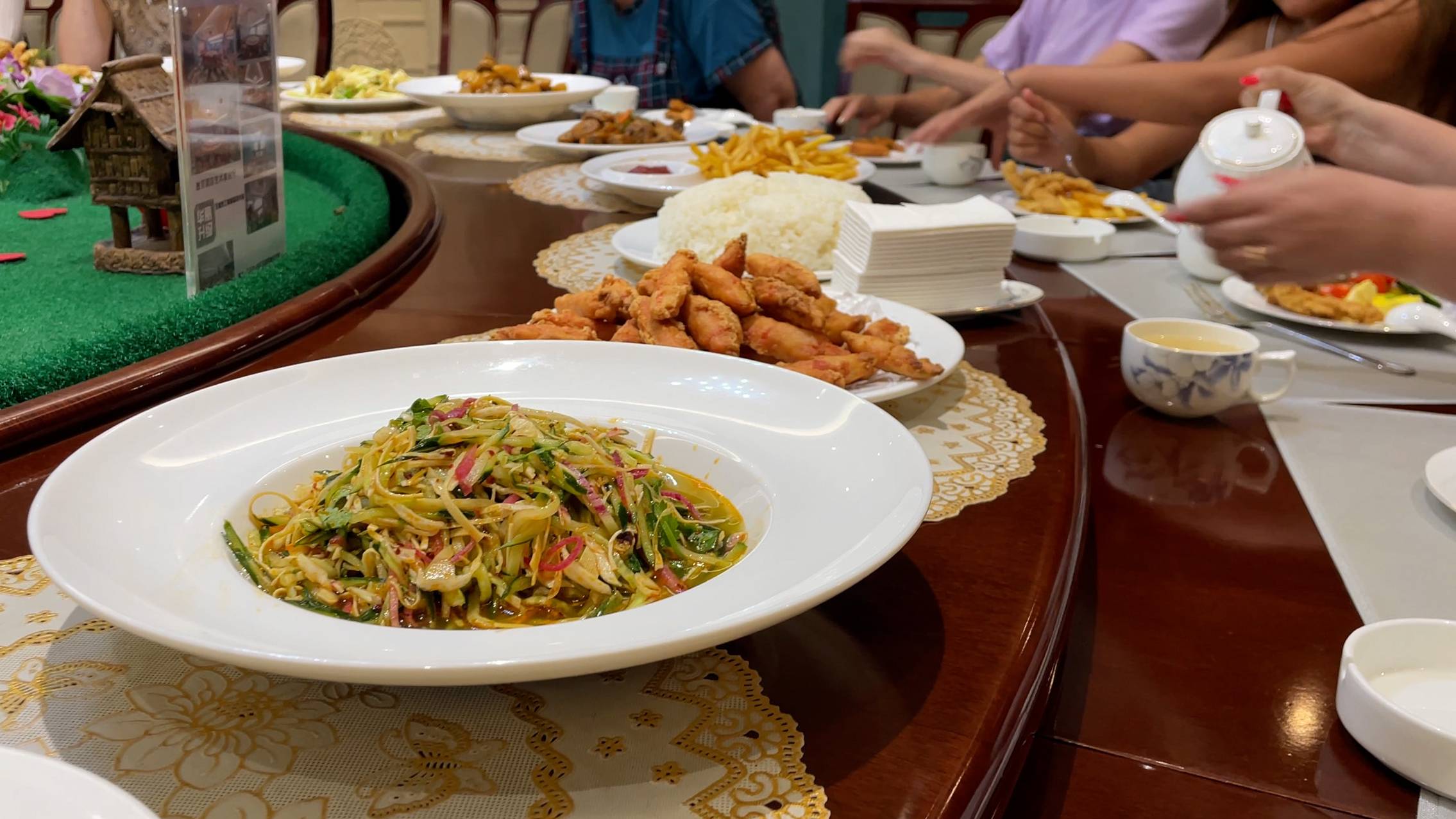 Китай-2024: китайский стол-конвейер для гостей #china #китай #kitchen #кухня #traditional #традиции