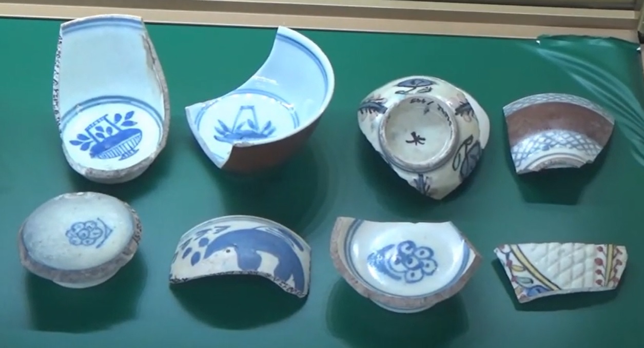 Фаянс и фарфор из археологических раскопок в музее Петропавловской крепости