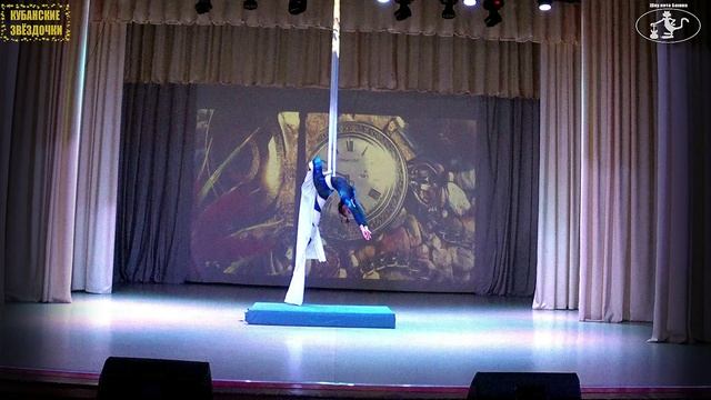 19. "Цирковой дивертисмент"  гимнастка на полотнах "Наяда"