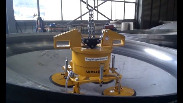 Транспортировка груза при помощи вакуумной траверсы