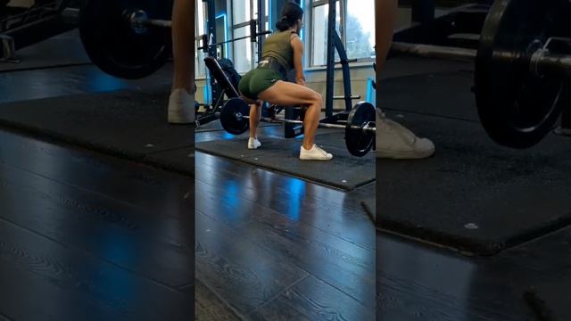 Упражнение тяга сумо для ягодиц