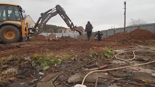 Копаем траншею под фундамент, такого поворота я не ожидал. Опять нежданчик, решаем проблему на месте