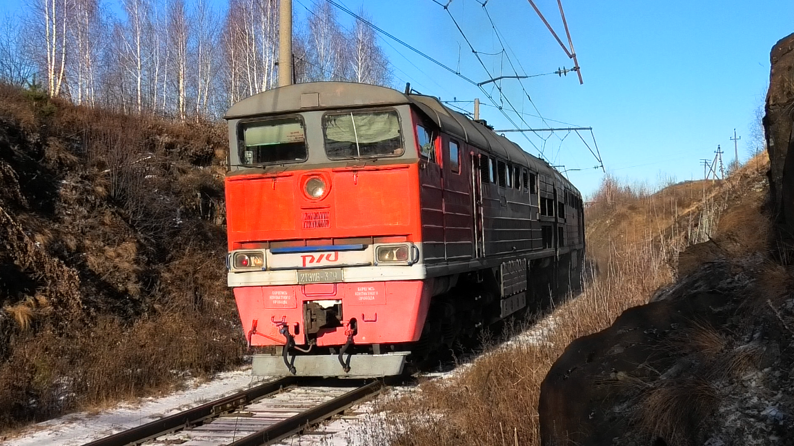"Серовский дедушка". 2ТЭ116-379 с грузовым поездом