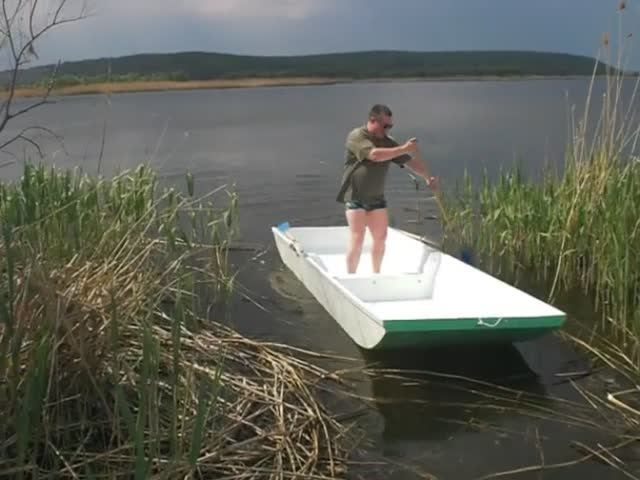 Спуск на воду самодельного джонбота из фанеры.