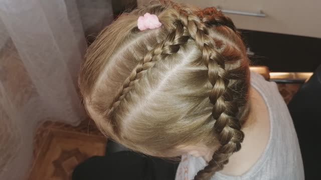 Детская прическа с необычными колосками.