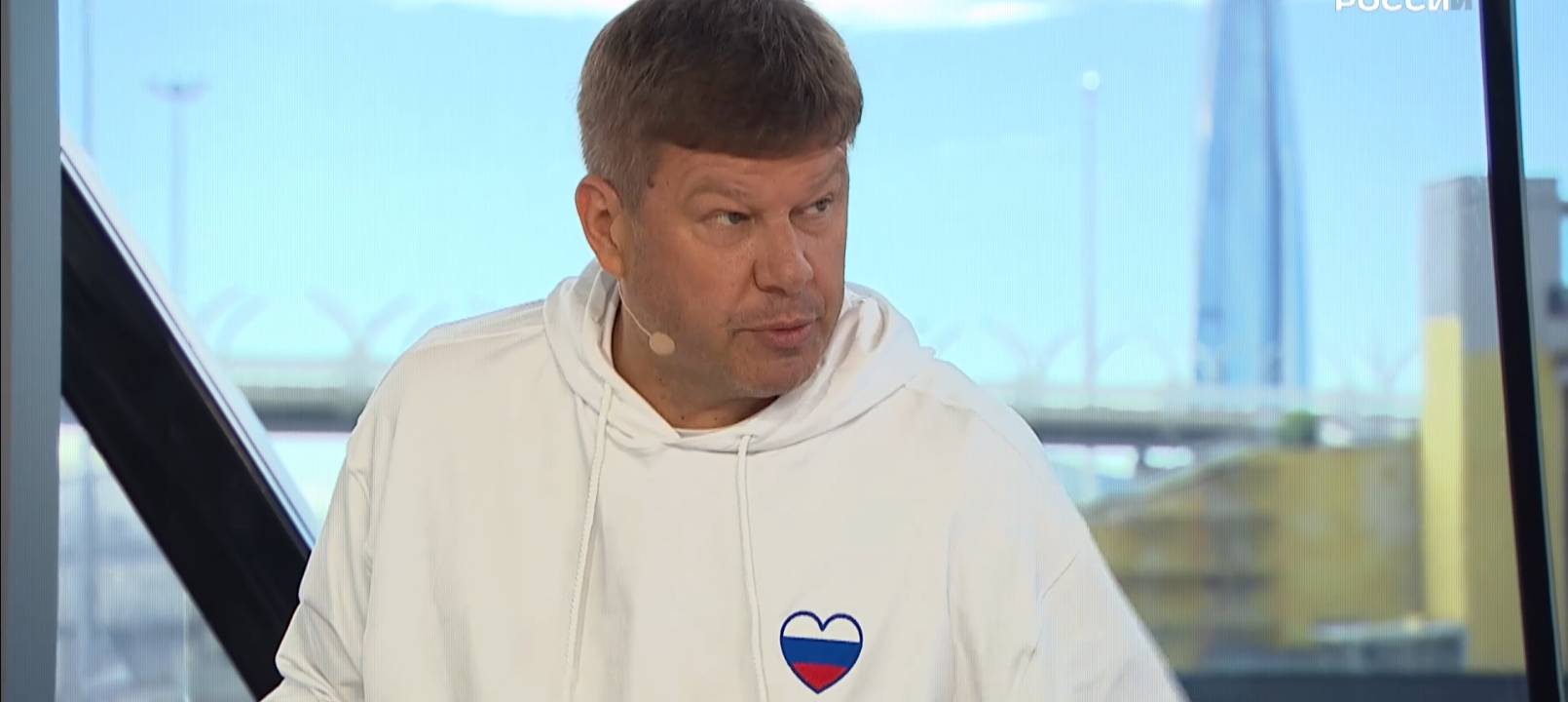 Дмитрий Губерниев в студии Мяч на Дне России в Санкт-Петербурге