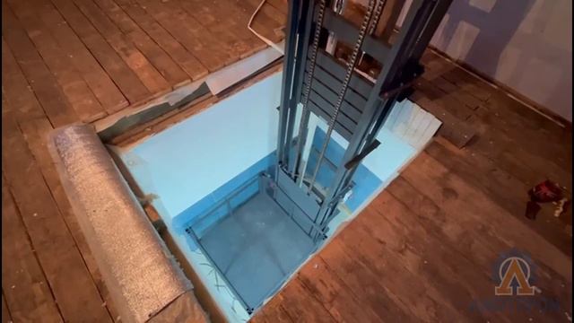 Цепной грузовой подъемник