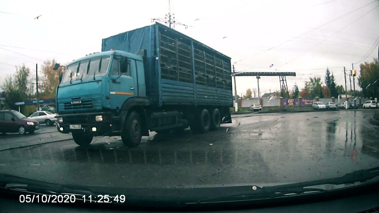 Подстава на перекрестке: Шиньон остановился и внезапно поехал назад