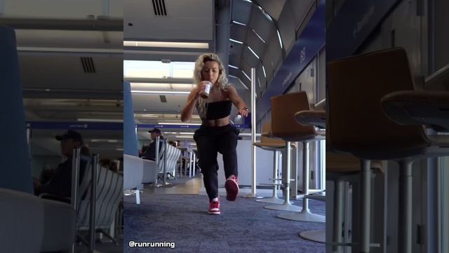 Боссу баланс на одной ноге