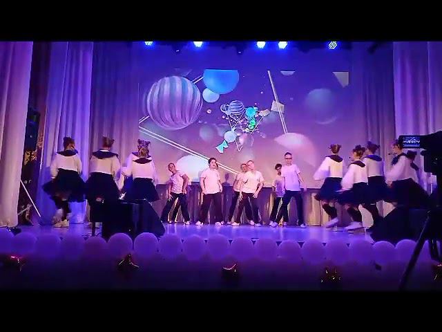 Учат в школе.