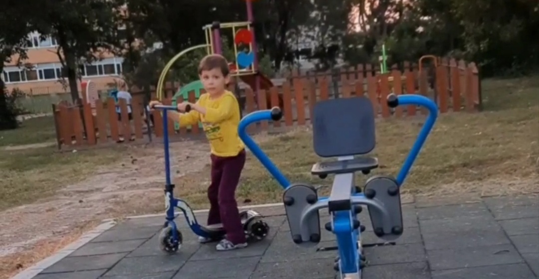 Алинка калинка занимается спортом на тренажерах, Антошка картошка катается на самокате ✨️??