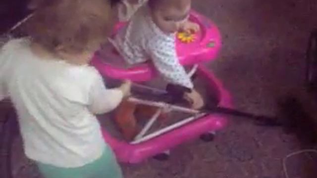 +Лина и Люся пылисосят 2