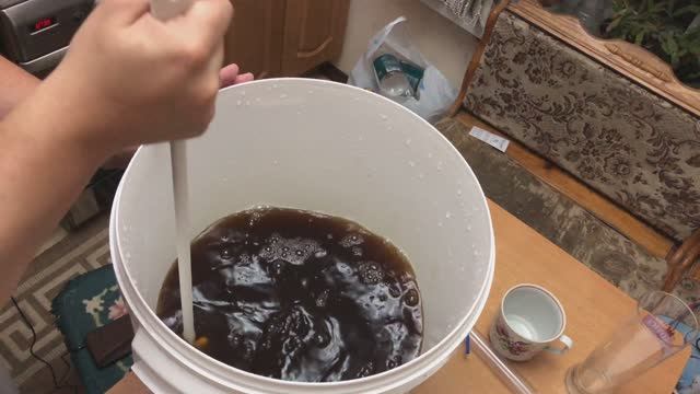 Квас - приготовление из сусла.mp4