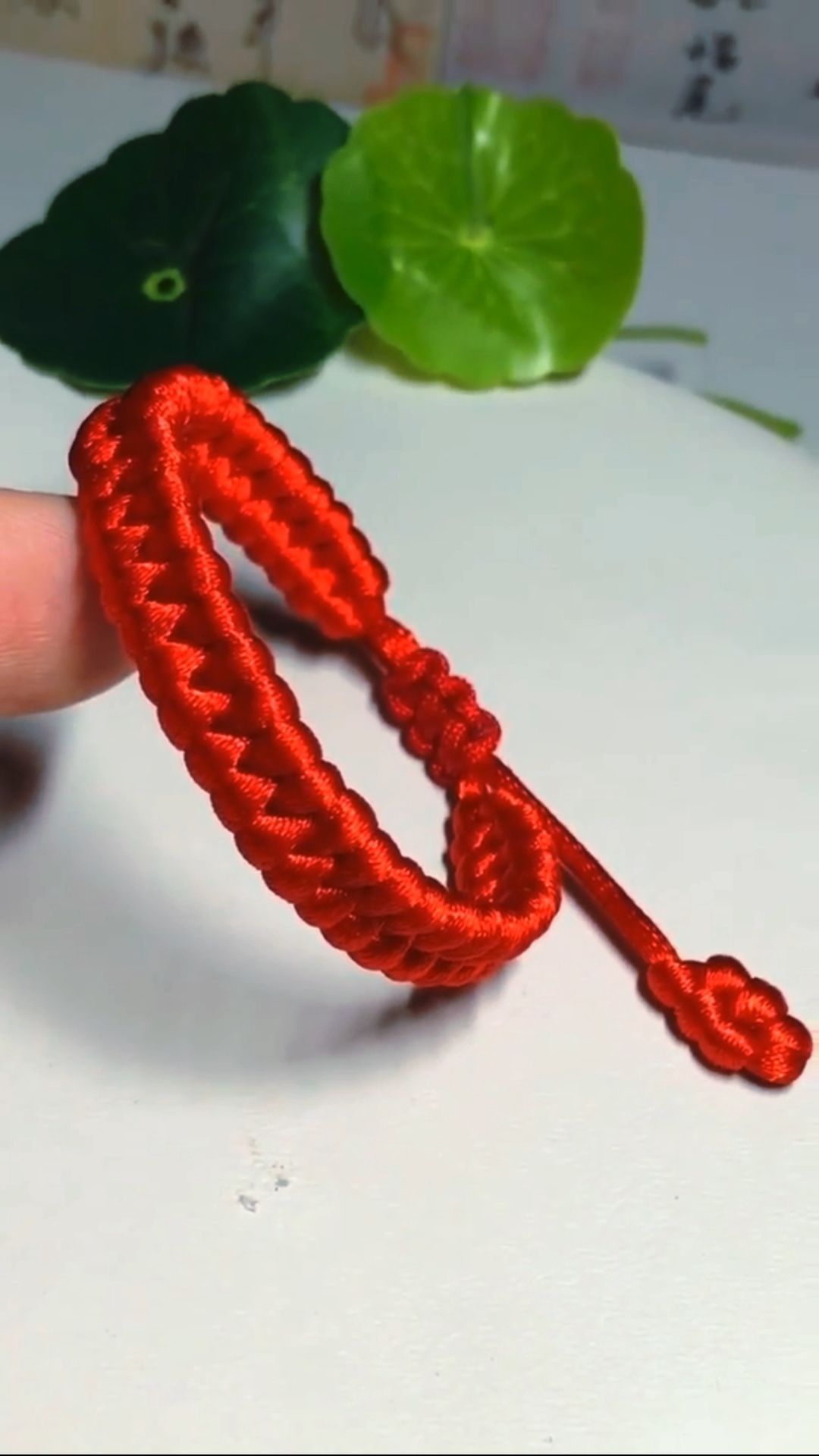 Как сделать из узелков очень красивый браслет своими руками