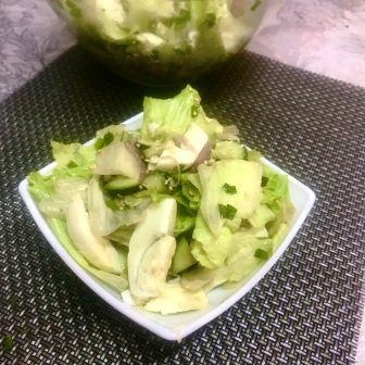 Вкусный салат Айсберг с кунжутом и яйцом.