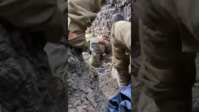 В Авдеевке российский солдат спрашивает сдающегося украинца: «Сколько вас было?#shorts#