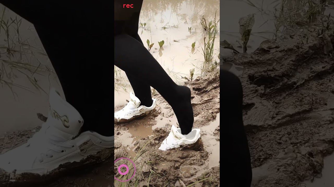 Девушка в грязи