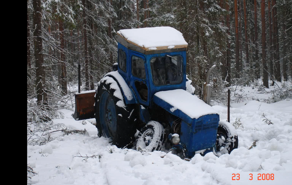 Трактор сломался.