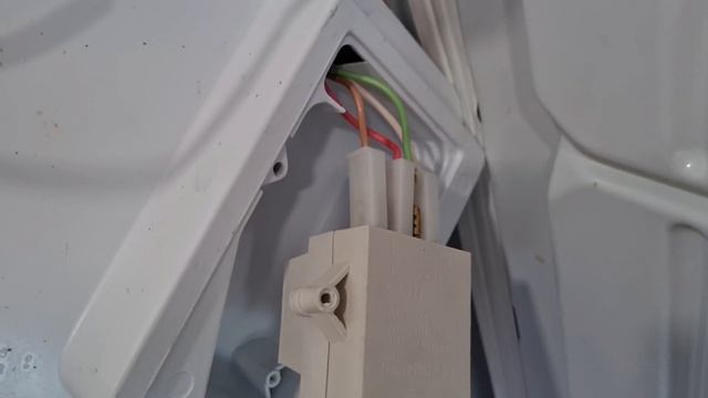 Морозилка Индезит не выключается.