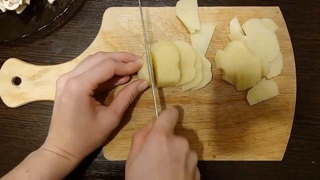 Свинина с грибами в горшочках. Псковская кухня.mp4