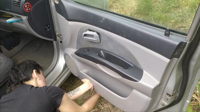Kia Picanto 2007. Замена внутренней ручки правой передней двери с разбором двери